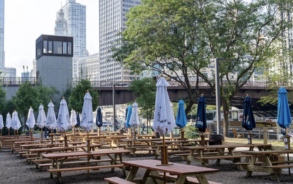 Riverwalk في شيكاغو يتحوّل إلى مهرجان خريفي مع جولات بالعربات، دونات ...